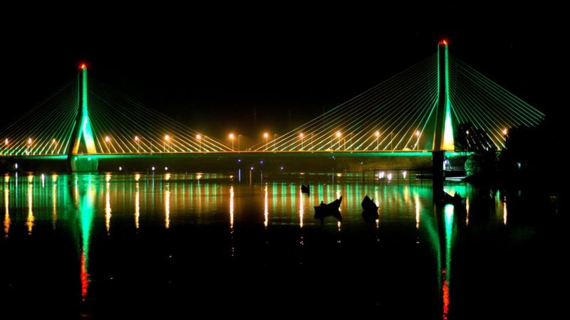 St Patrick's Day sees global landmarks go green - BBC News