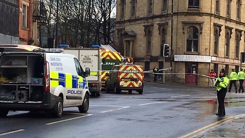 Batley 'gas explosion' leaves five people hurt - BBC News