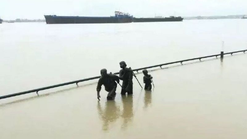 In pictures: Stories from China's floods - BBC News