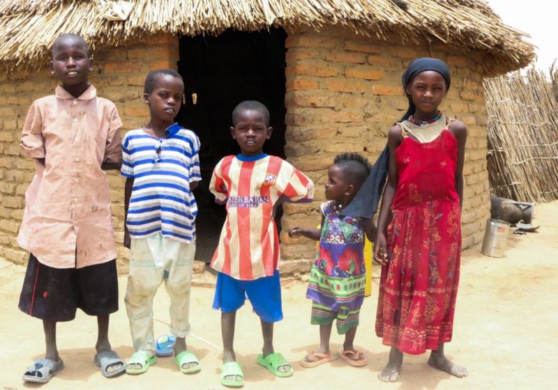 In pictures: A young girl's life in Chad - BBC News