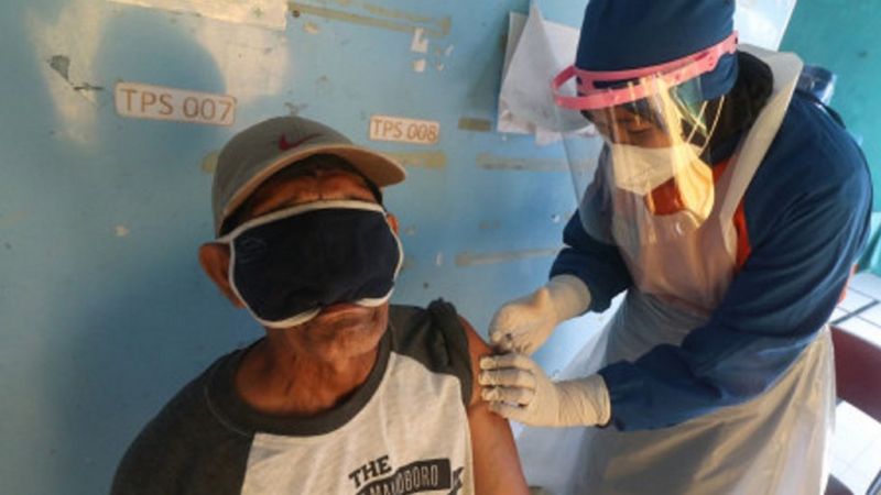 Vaksin AstraZeneca 'haram, tapi boleh digunakan': Kepercayaan publik dikhawatirkan berkurang ...