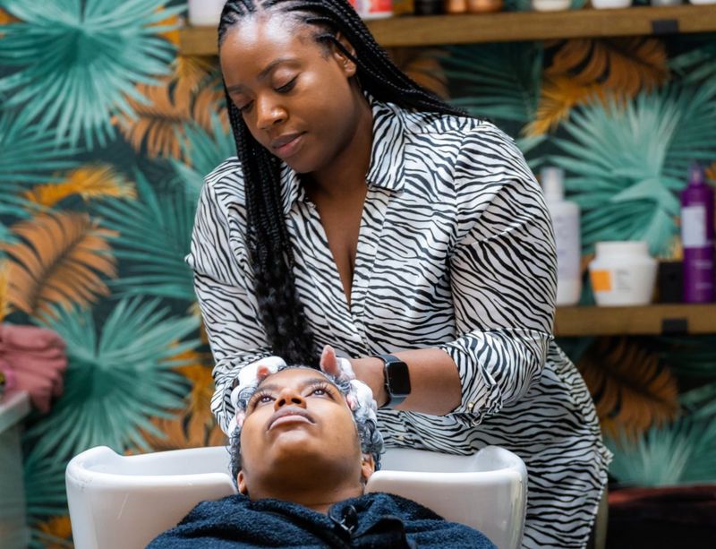 Course will help stop afro hair discrimination, salon owner says - BBC News