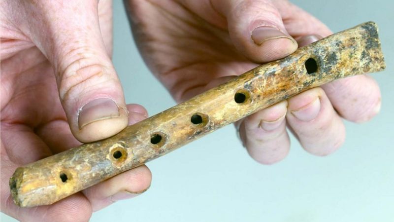'Remarkably well-preserved' bone flute unearthed in Kent - BBC News