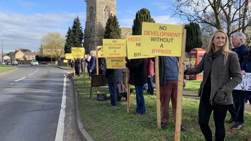 A5 Towcester relief road plan submitted to council - BBC News