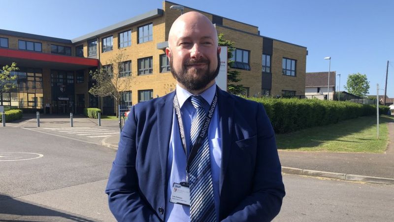 Pupils suffering from lack of supply teachers, say school staff - BBC News