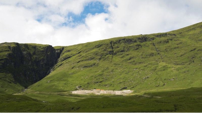 Gold mine wins backing of Loch Lomond national park official - BBC News