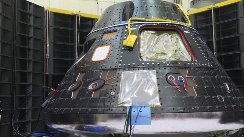 Artemis II: Nasa astronauts have first look at Orion spacecraft - BBC ...