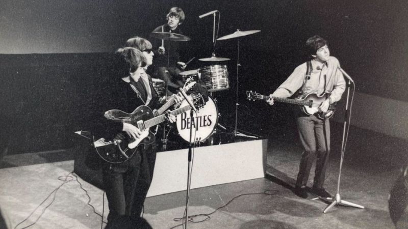 The Beatles: Unseen photos of US tour sell for £5,000 - BBC News