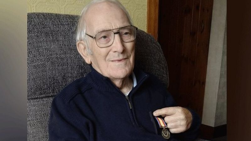 RAF Christmas Island veteran, 85, receives nuclear testing medal - BBC News