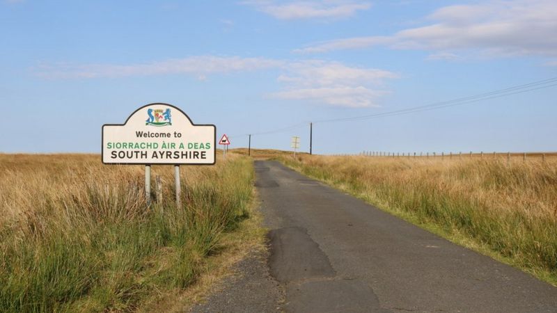 Dumfries and Galloway Council weighs up Gaelic on welcome signs - BBC News