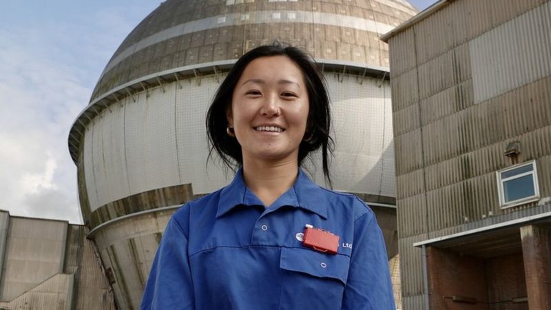 Divers enter Sellafield nuclear pool for first time in 65 years - BBC News