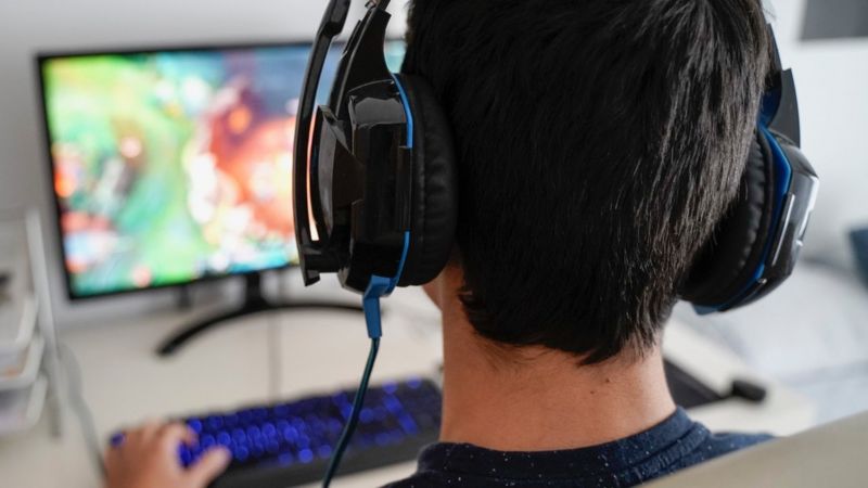 Valve releases Steam Deck handheld PC to select few - BBC News