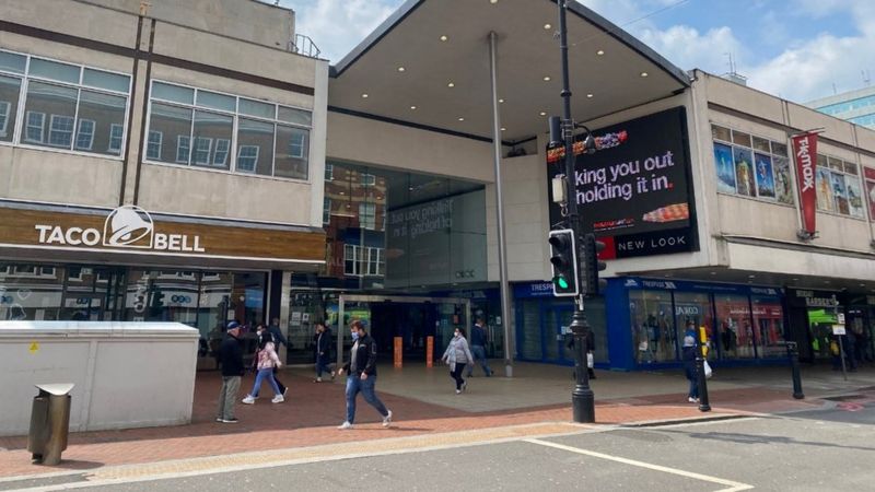 Reading: New urgent care set to open in shopping centre - BBC News