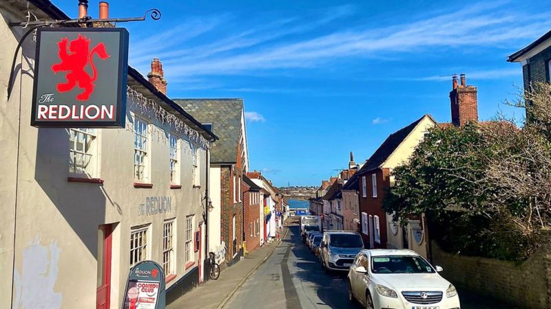 Manningtree: The tiny town that dreams of saving the planet - BBC News