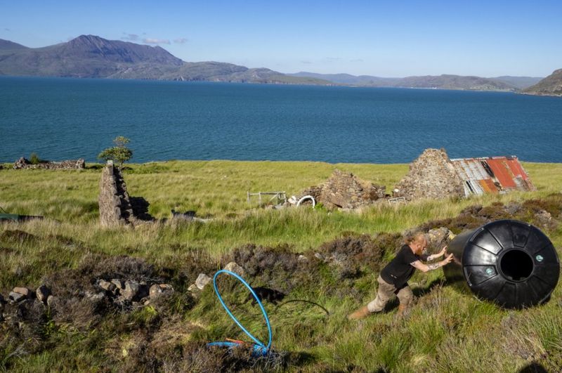 The remote UK community living off-grid - BBC News