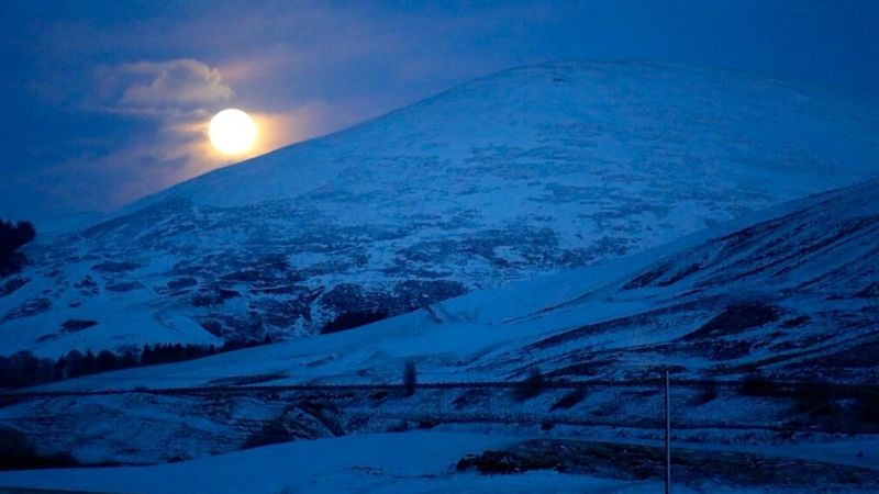 Your pictures: Super blue Moon lights up Scotland's skies - BBC News