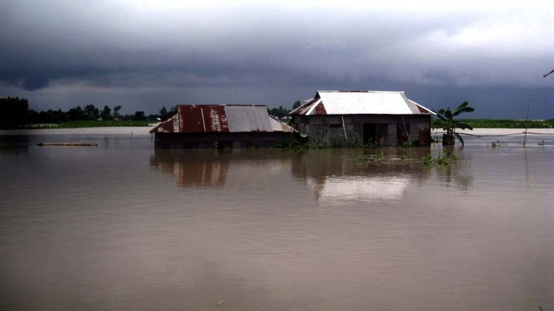 Over 100 dead in South Asia monsoon flooding - BBC News