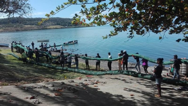 Mauritius oil spill: Wrecked MV Wakashio breaks up - BBC News
