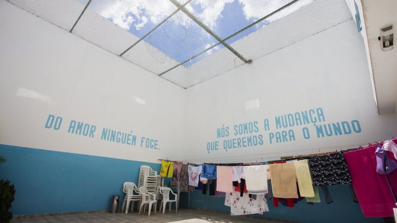 Prison without guards or weapons in Brazil - BBC News