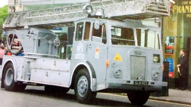 Winter home needed for 1956 Aberdeen fire engine - BBC News