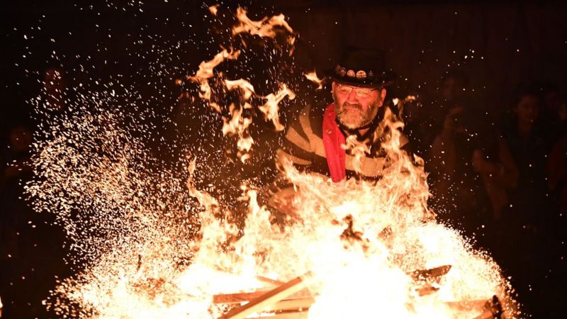 Lewes Bonfire Night effigies include a urinating Boris Johnson - BBC News