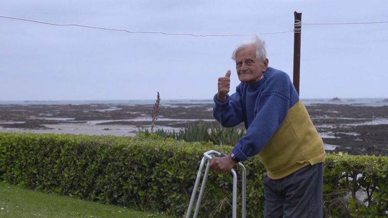 Tributes pour in for Jersey occupation hero Bob Le Sueur - BBC News