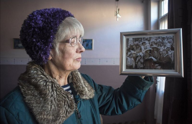 What is it like to live near the scene of an unsolved murder? - BBC News