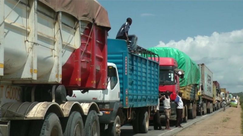 Kenyans stuck in '50km' traffic jam on Nairobi-Mombasa road - BBC News