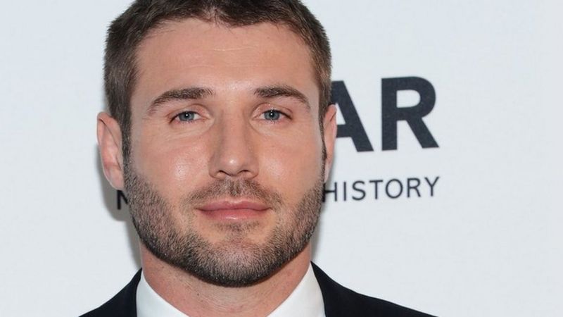 Ben Cohen replaces injured contestants on Channel 4's The Jump - BBC News