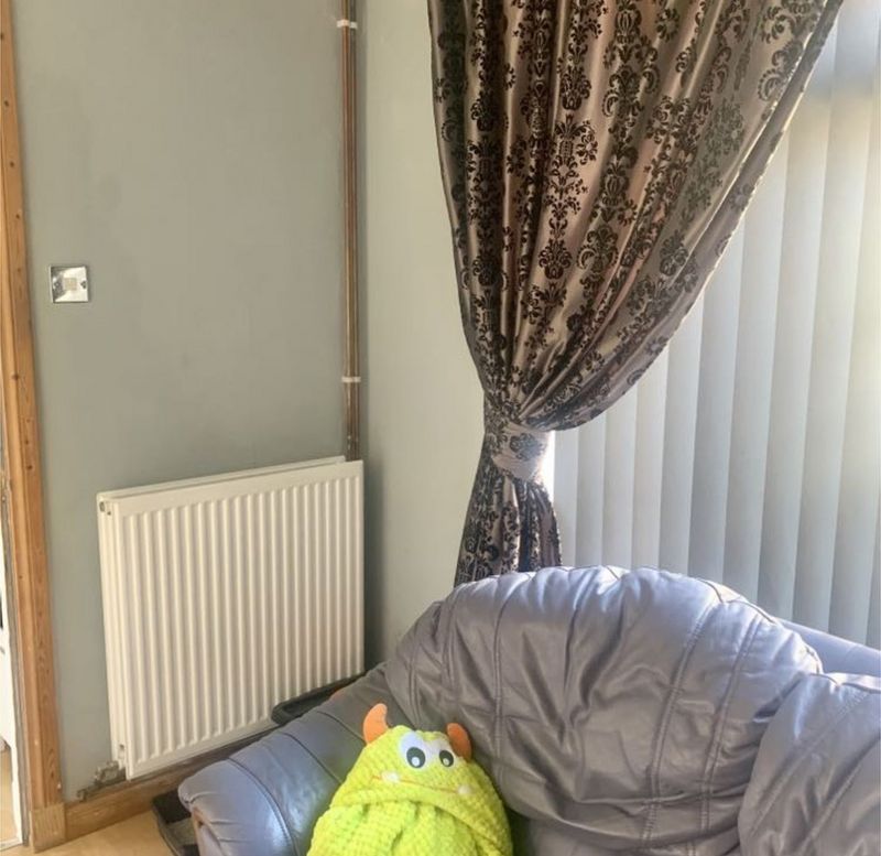 'Bodge job' complaints over Warmer Homes Scotland scheme - BBC News