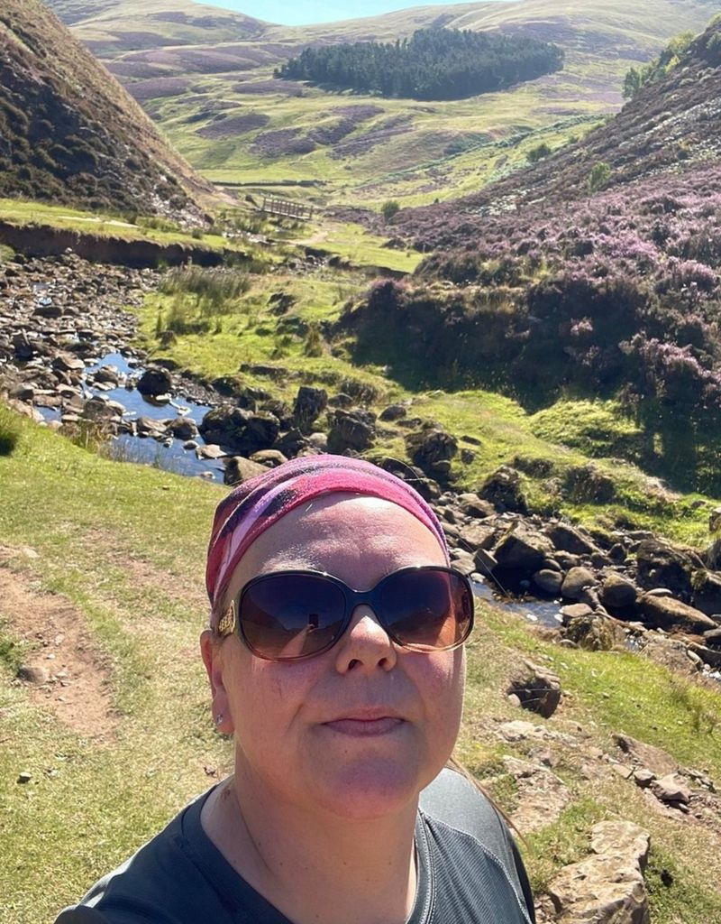 Tributes to loved and respected Scots charity walker - BBC News