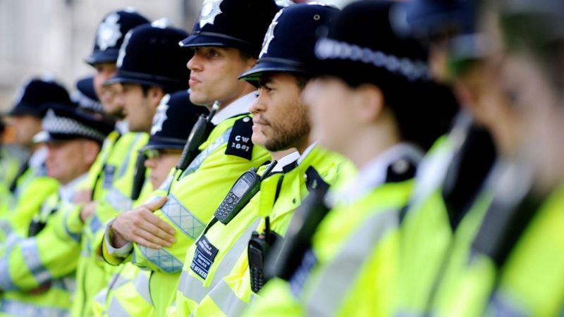 Hate crime against London police officers rises - BBC News