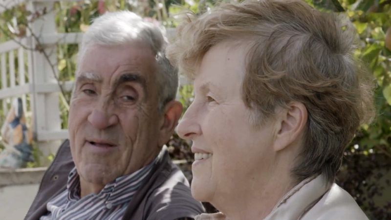 Frank Letch: Byw bywyd i'r eithaf heb freichiau - BBC Cymru Fyw