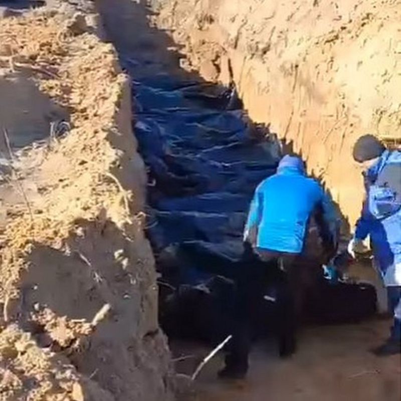 Mass Graves In Ukraine Battered Cities Are Digging Makeshift Burial