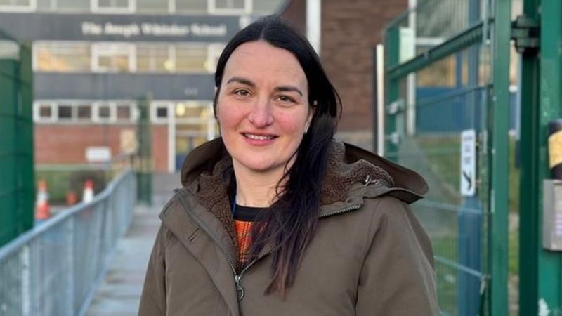 School pay branded prehistoric by striking teachers - BBC News