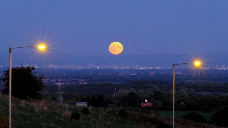 Harvest Moon: Spectacular images from across the UK - BBC News