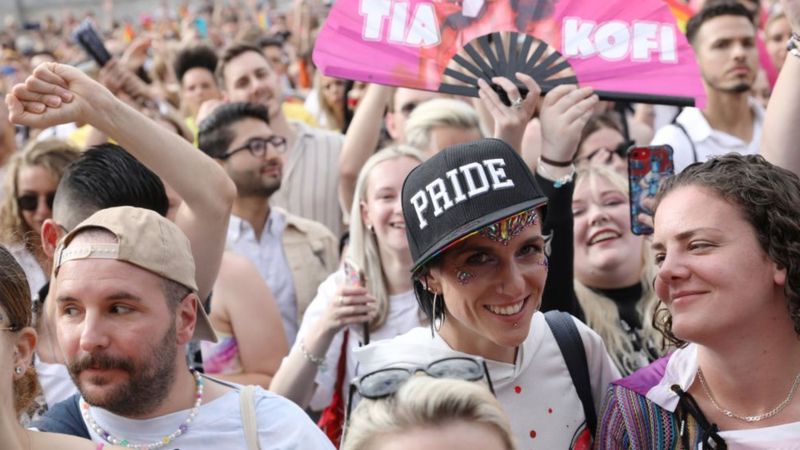 Pride: 'Biggest ever parade' on 50th anniversary in London - BBC Newsround