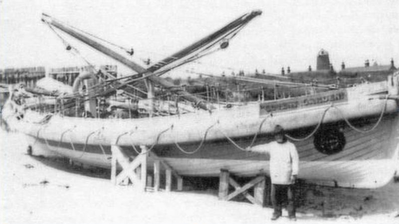 Caister Lifeboat's 1919 rescue attempt remembered - BBC News