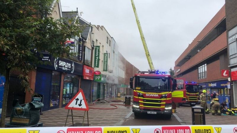 Belgrave Gate fire: Collapse fears over Leicester blaze building - BBC News
