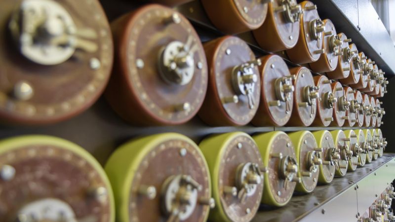 Codebreaking Bombe moves to computer museum - BBC News
