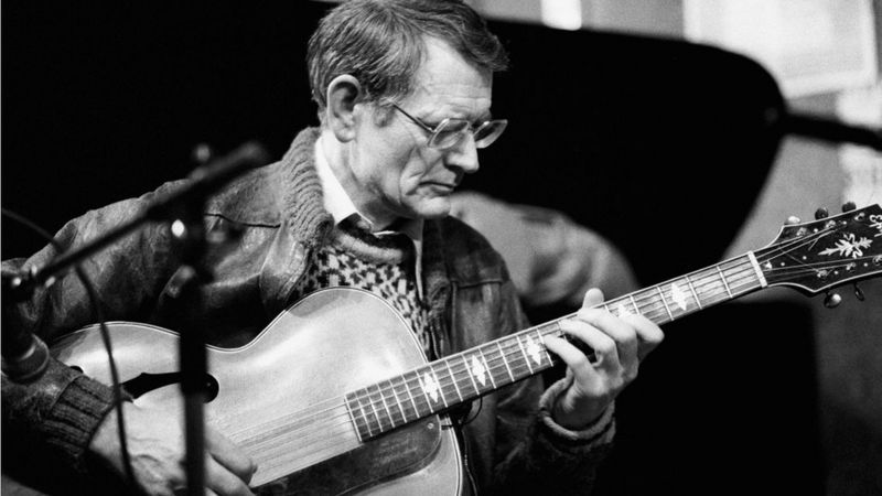 Derek Bailey: Guitar pioneer who tore up music's rulebook - BBC News