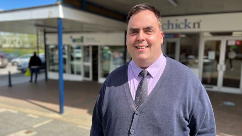 Basildon waste collection rota 'putting health at risk' - BBC News