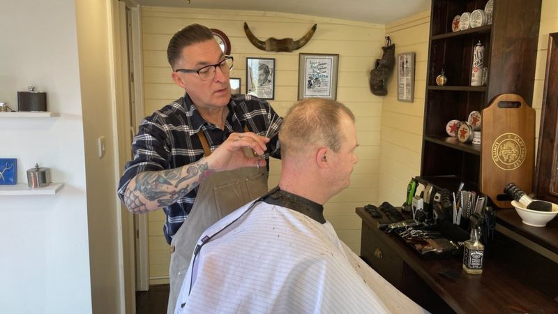 Swadlincote ex-builder opens barber shop in back garden - BBC News