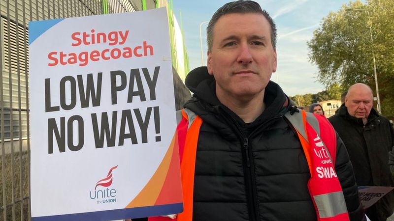 Hull: Stagecoach bus drivers begin strike action - BBC News