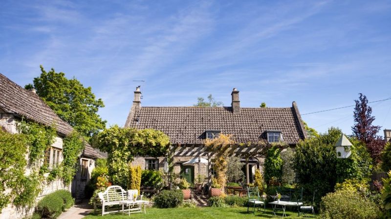 Stuart Broad pub fire: How do you bring back a business? - BBC News