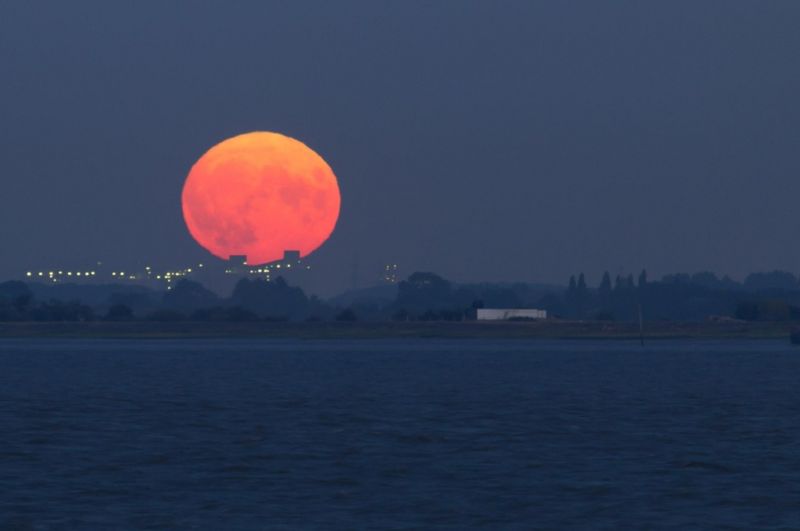 Sturgeon Moon: Photographers in England capture full Moon pictures ...