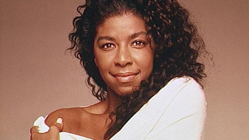 Natalie Cole, R&B and jazz singer, dies aged 65 - BBC News
