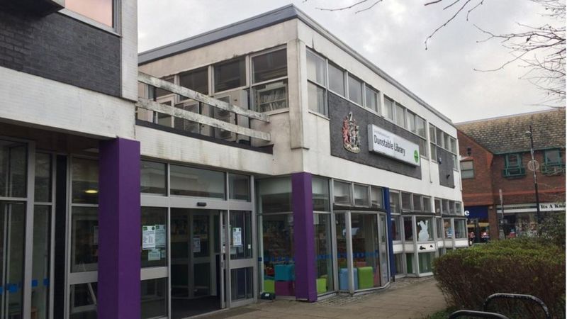 Dunstable £20m leisure centre reopens without its pool - BBC News