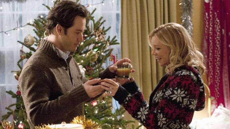 The best of the cheesy Christmas movies - BBC News