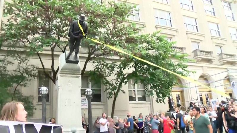 US students topple Confederate soldier statue in North Carolina - BBC News